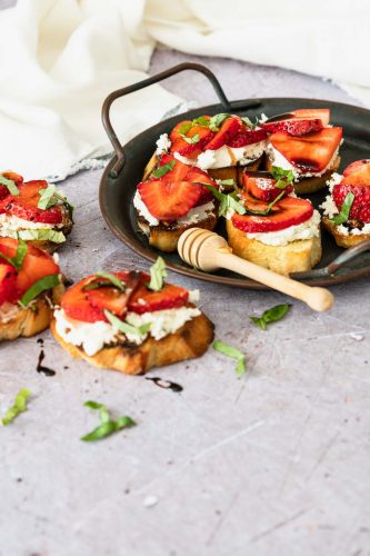 Strawberry Basil Crostini - Urban Foodie Kitchen
